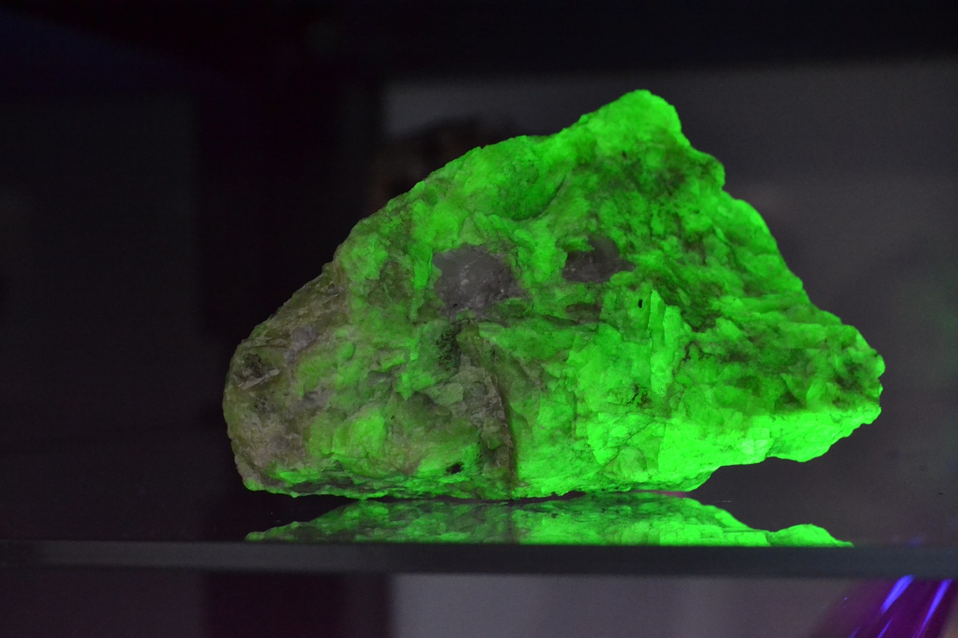 ¿Por qué 'brillan' los minerales fluorescentes?